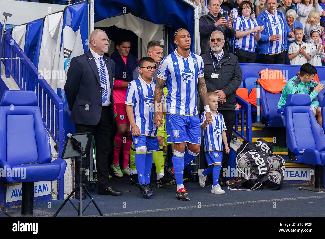 Efl mascots hi-res stock photography and images - Alamy