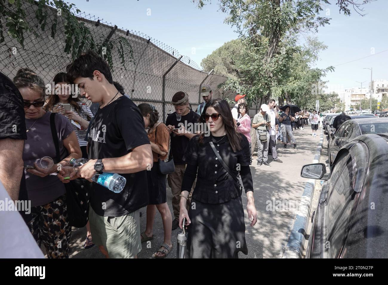 Jerusalem, Israel. 8th Oct, 2023. Volunteers queue for hours to donate ...