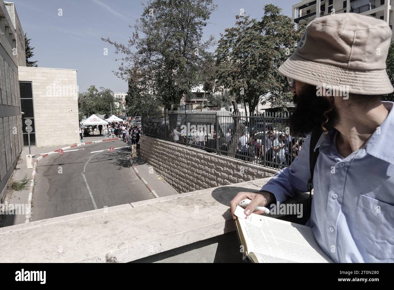 Jerusalem, Israel. 8th Oct, 2023. Volunteers queue for hours to donate ...