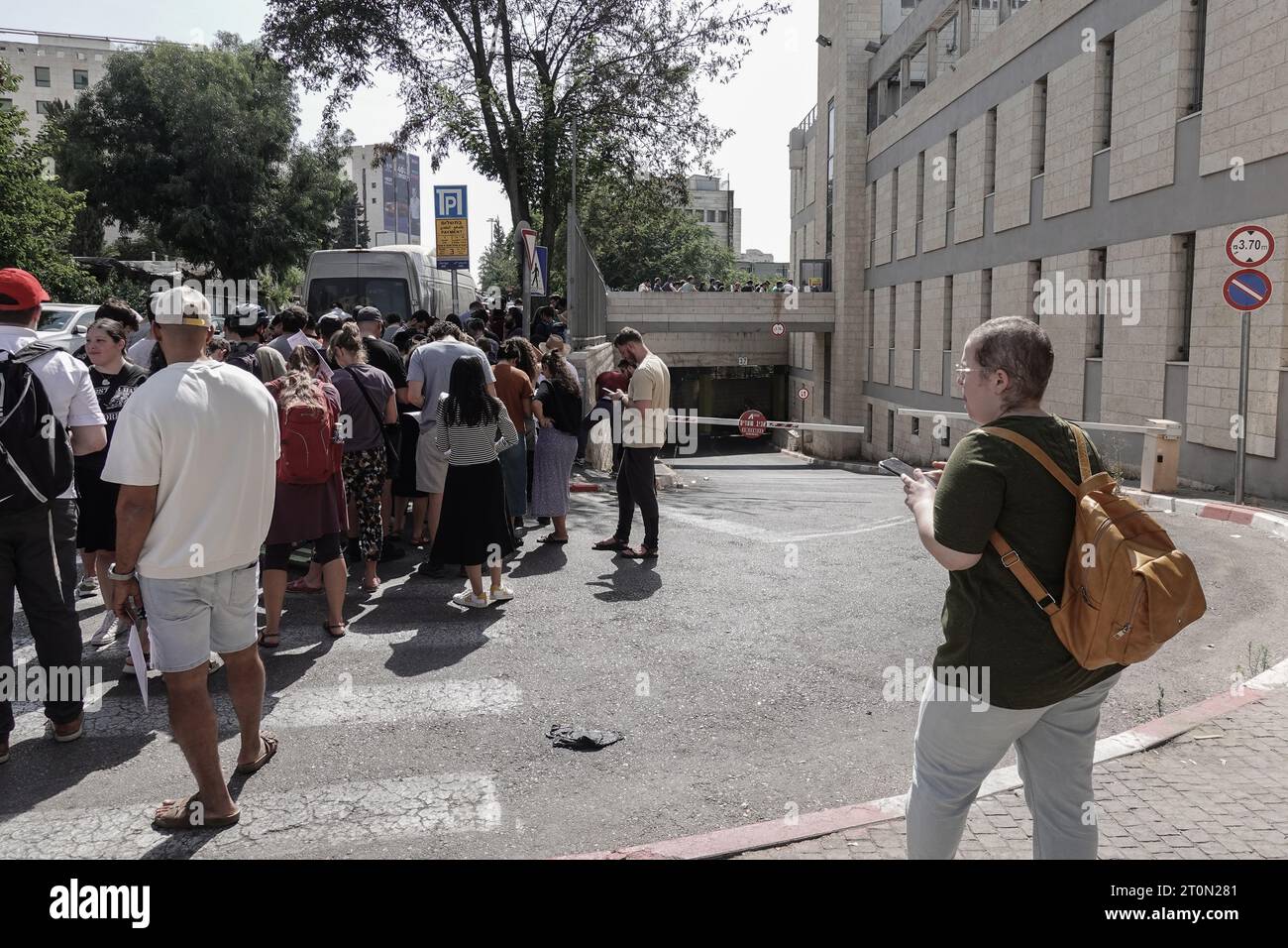 Jerusalem, Israel. 8th Oct, 2023. Volunteers queue for hours to donate ...