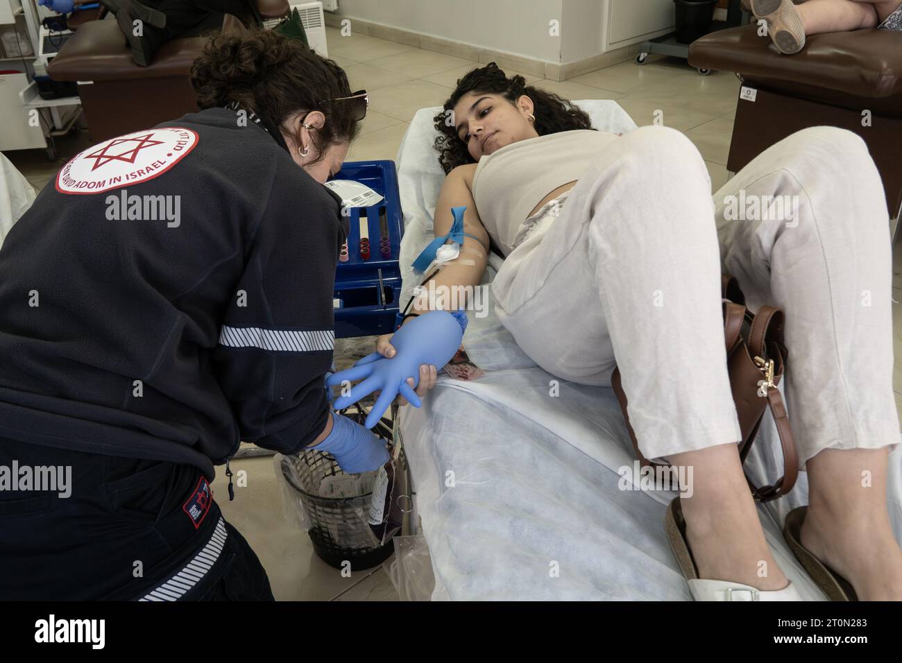 Jerusalem, Israel. 8th Oct, 2023. Volunteers queue for hours to donate ...