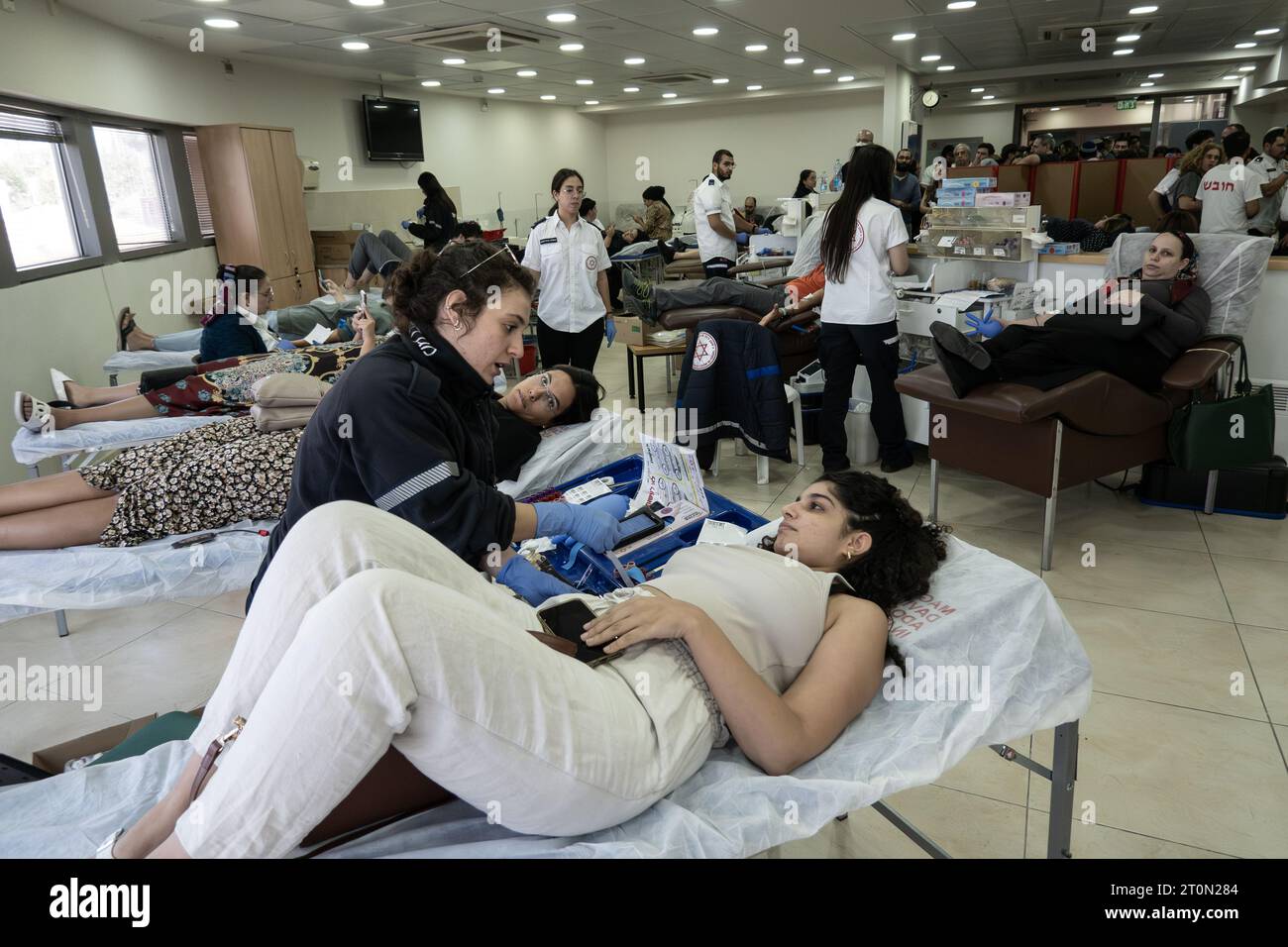 Jerusalem, Israel. 8th Oct, 2023. Volunteers queue for hours to donate ...