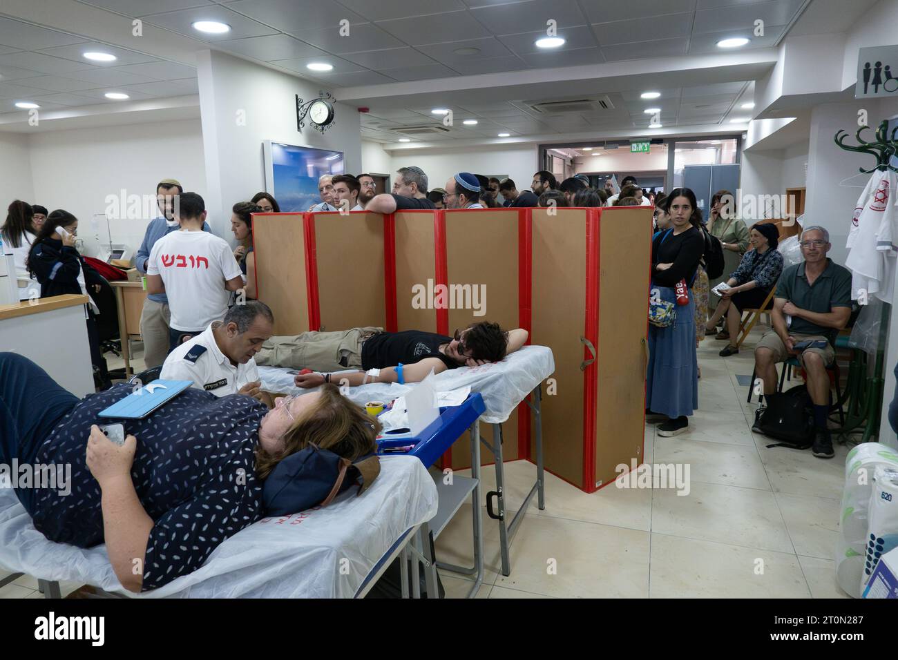 Jerusalem, Israel. 8th Oct, 2023. Volunteers queue for hours to donate ...