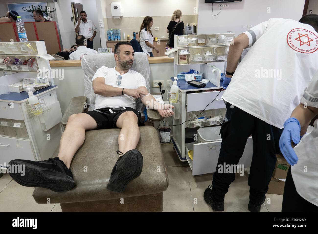 Jerusalem, Israel. 8th Oct, 2023. Volunteers queue for hours to donate ...