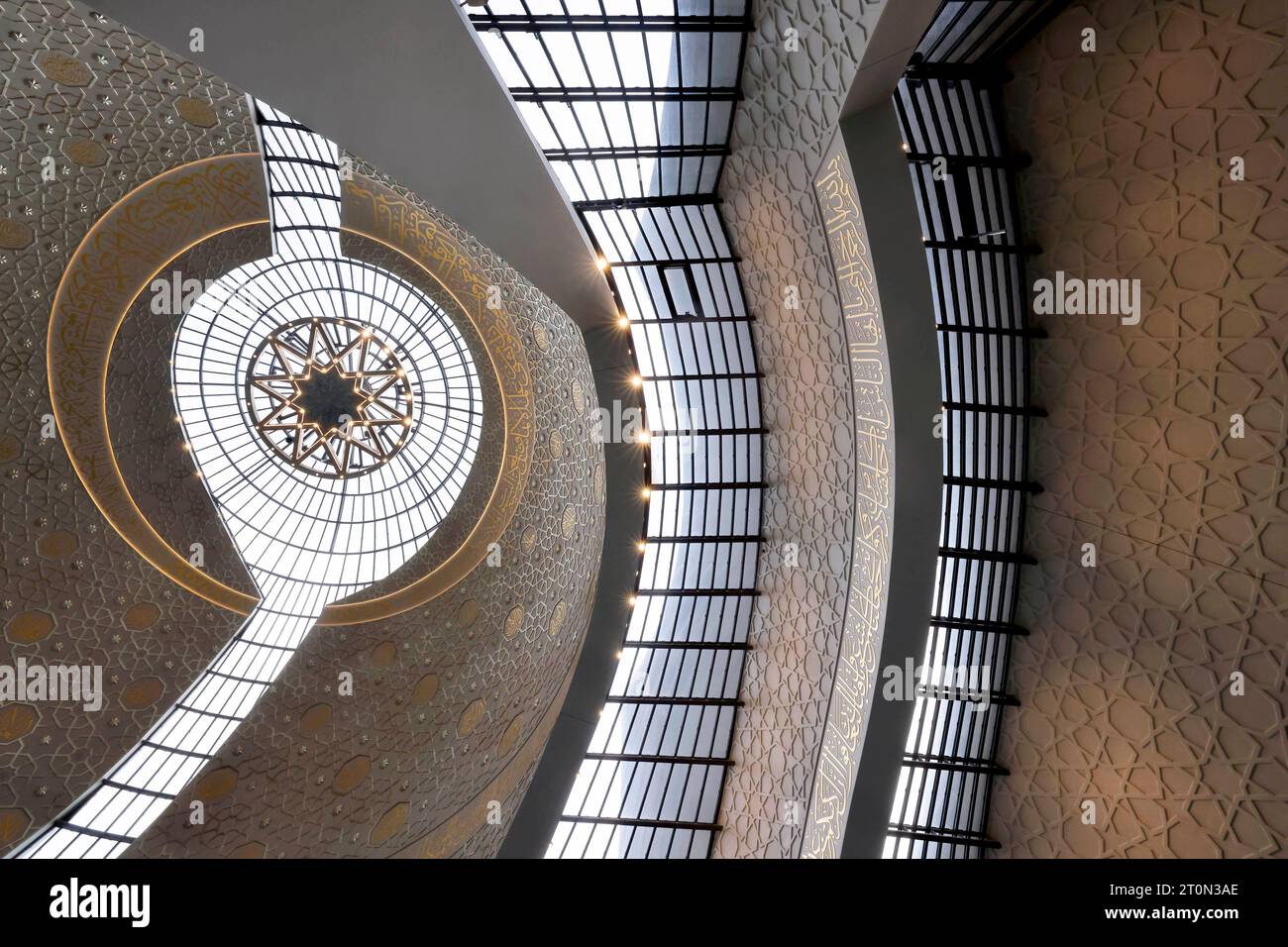 Innenansicht der DITIB Zentralmoschee in Ehrenfeld am Tag der offenen ...