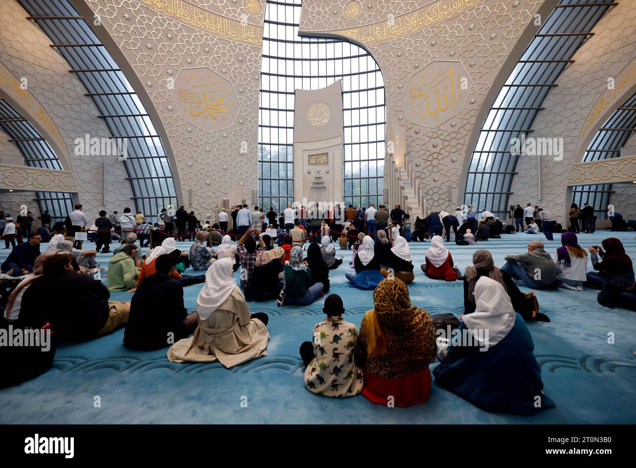 Innenansicht der DITIB Zentralmoschee in Ehrenfeld am Tag der offenen ...