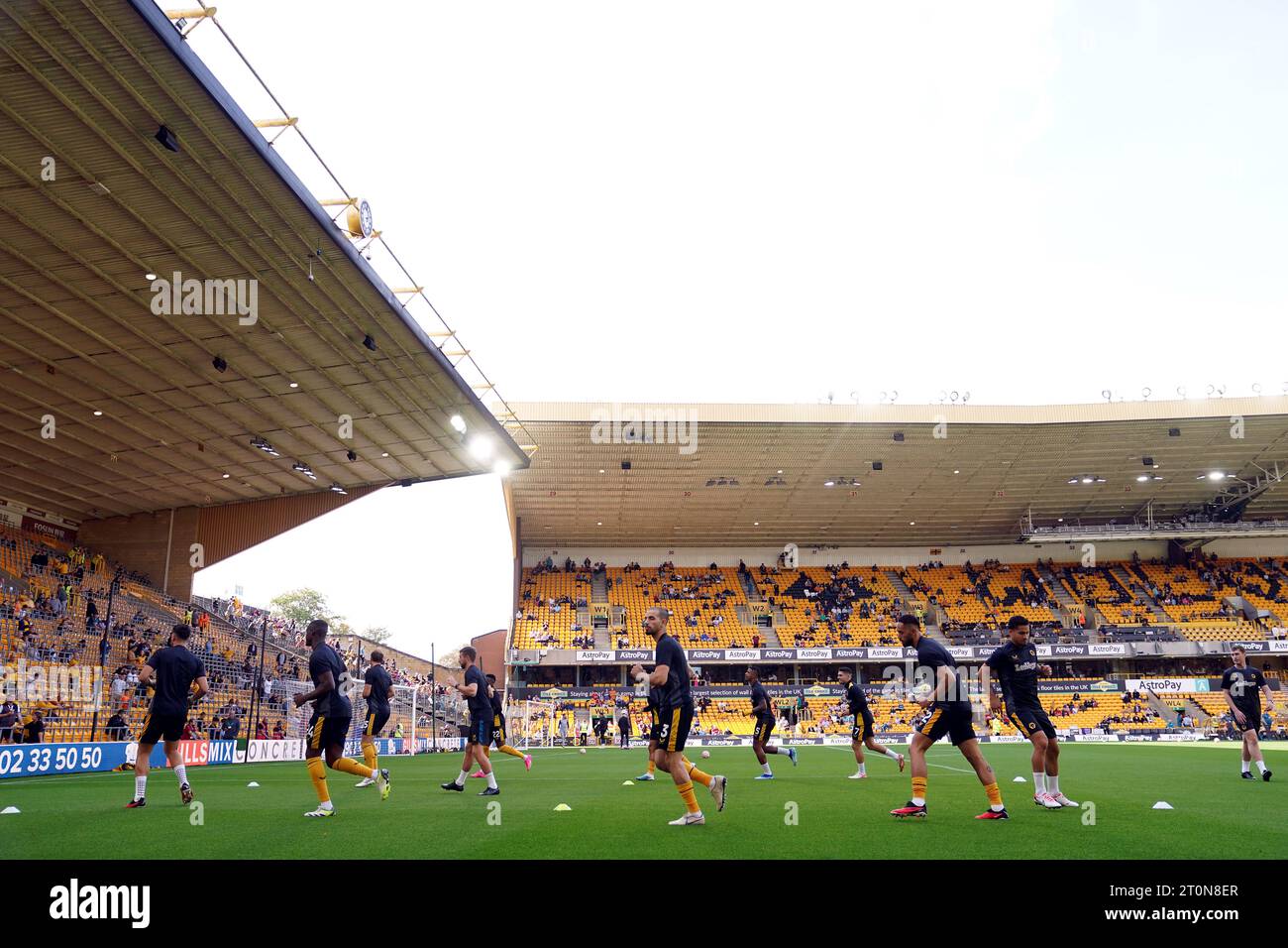 Wolverhampton Wanderers players warm up on the pitch ahead of the ...