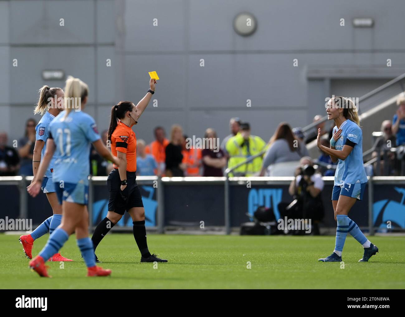 Manchester, UK. 8th Oct, 2023. Referee Emily Heaslip gives Laia ...