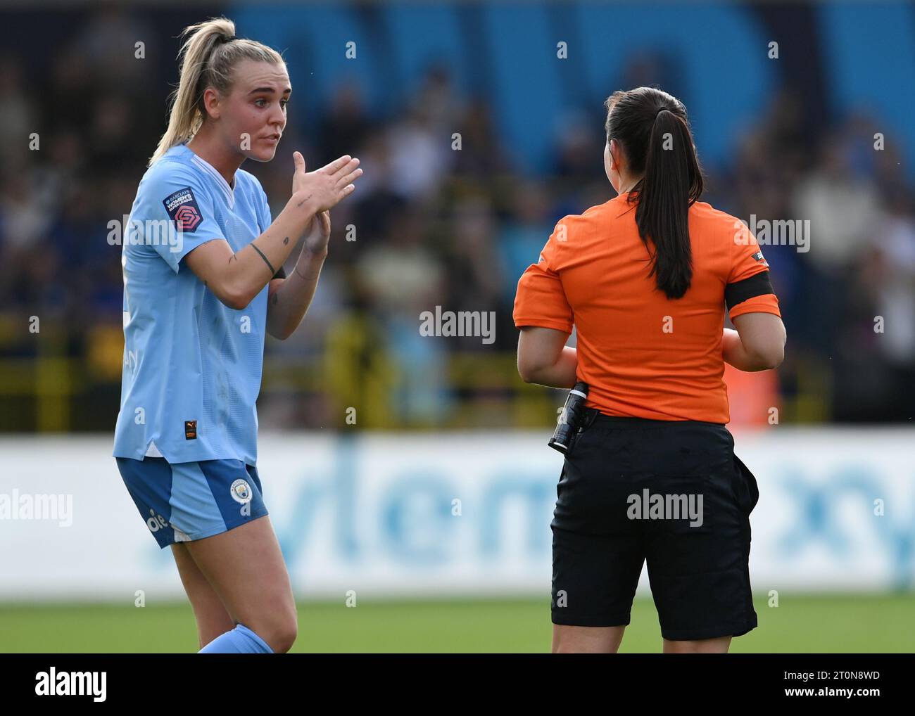 Manchester, UK. 8th Oct, 2023. Jill Roord of Manchester City contests ...