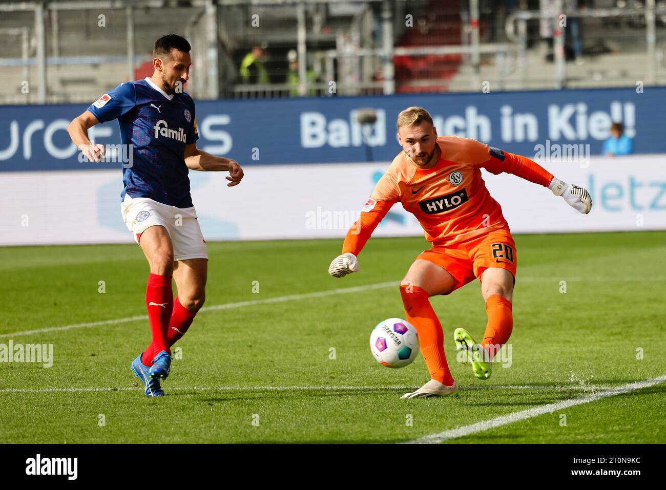 08 October 2023, Schleswig-Holstein, Kiel: Soccer: 2nd Bundesliga ...