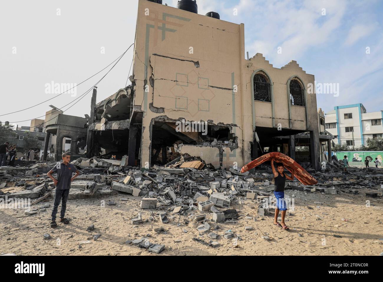 Khan Yunis, Palestinian Territories. 08th Oct, 2023. Palestinians ...