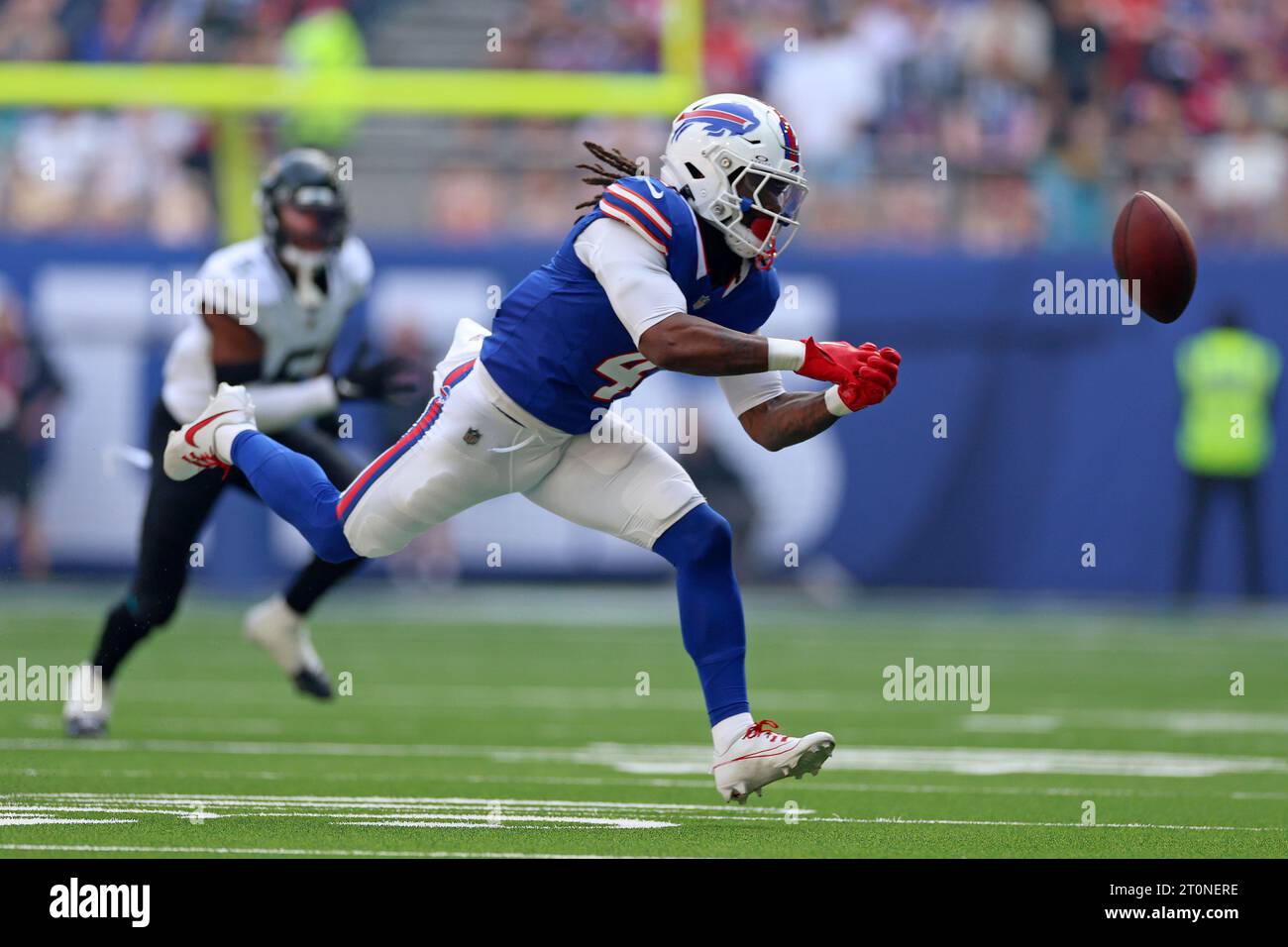 Buffalo Bills running back James Cook (4) misses a catch during an NFL ...