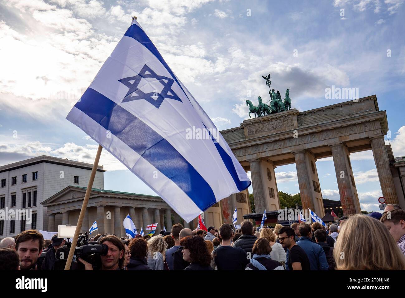 Solidaritätskundgebung für Israel am Brandenburger Tor, 1300 Menschen ...