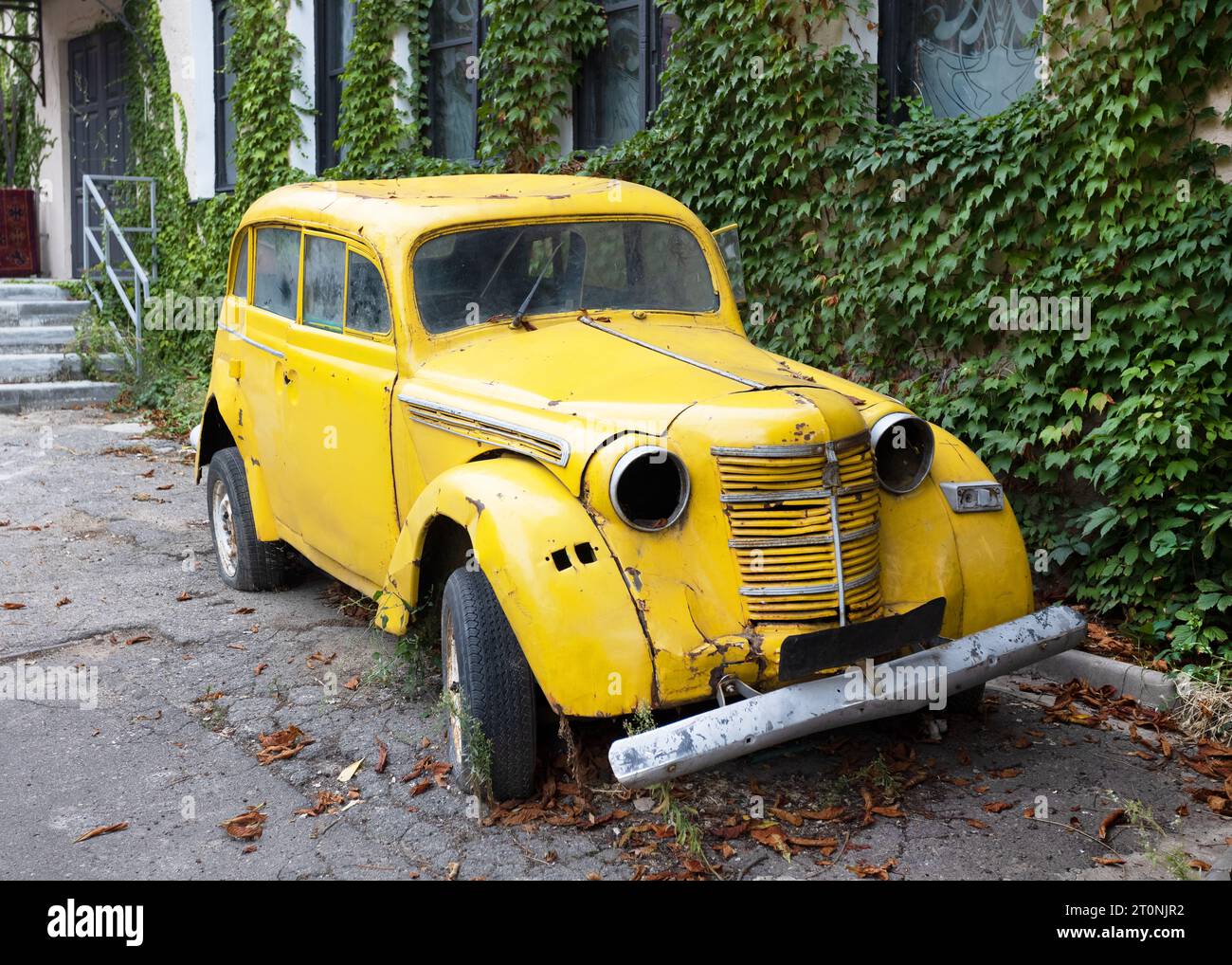 Yellow retro car hi-res stock photography and images - Alamy