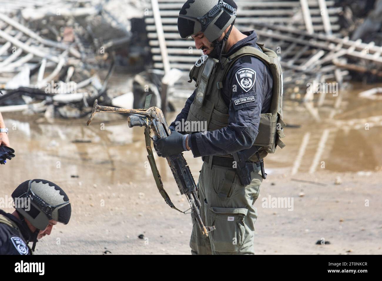 (231008) -- SDEROT, Oct. 8, 2023 (Xinhua) -- Israeli policemen check ...