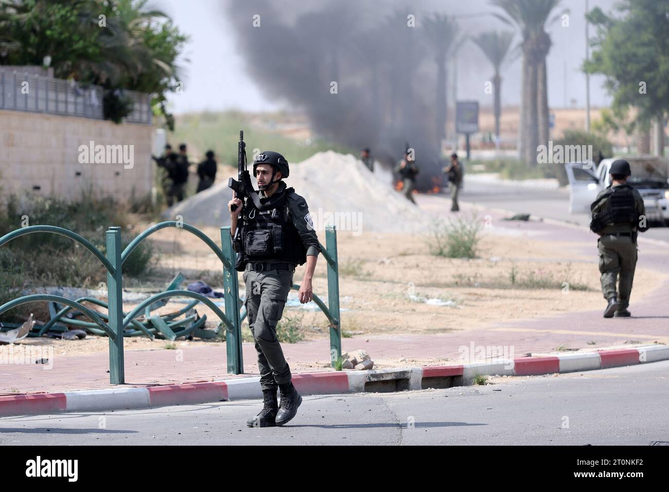 (231008) -- OFAKIM, Oct. 8, 2023 (Xinhua) -- This photo taken on Oct. 8 ...