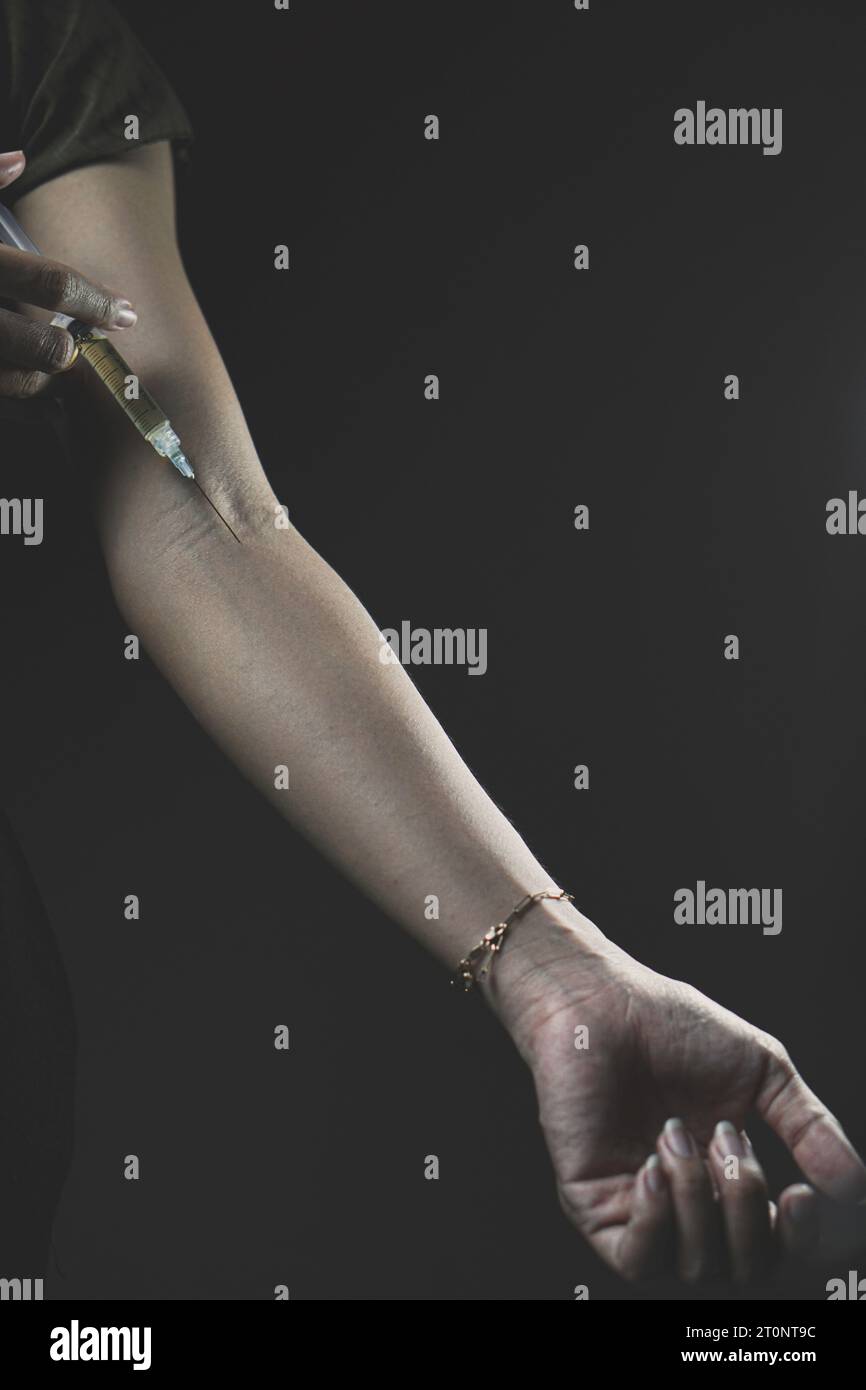 Giving an injection in arm, drugs addicted Stock Photo - Alamy