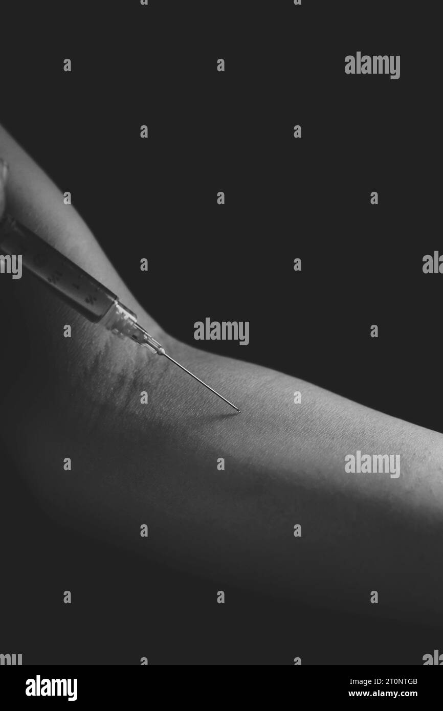 Giving an injection in arm, drugs addicted Stock Photo - Alamy