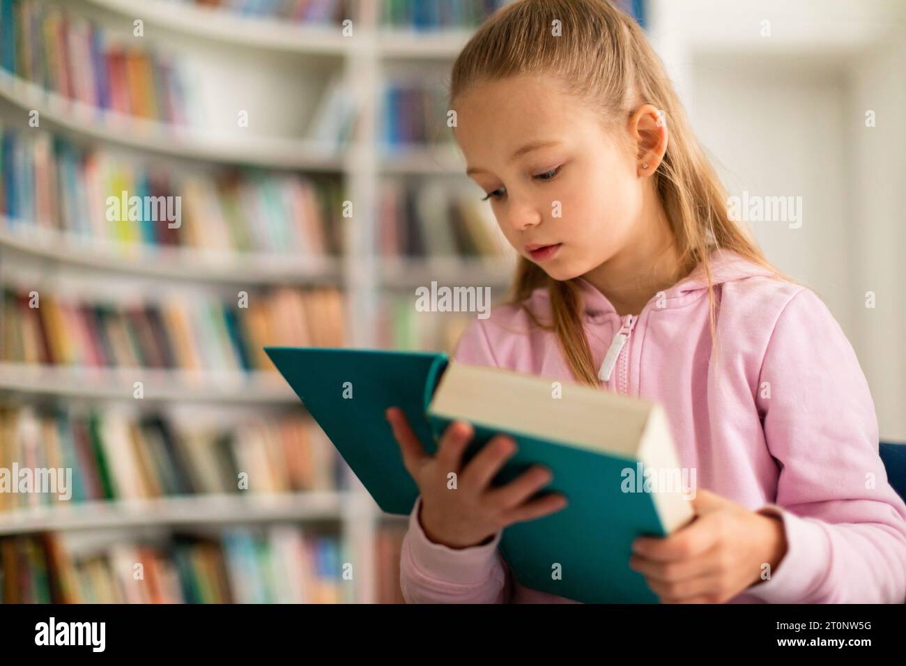Children library browsing hi-res stock photography and images - Alamy