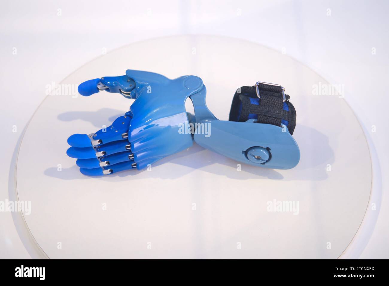 The person with a hand disability was able to walk again thanks to the ...