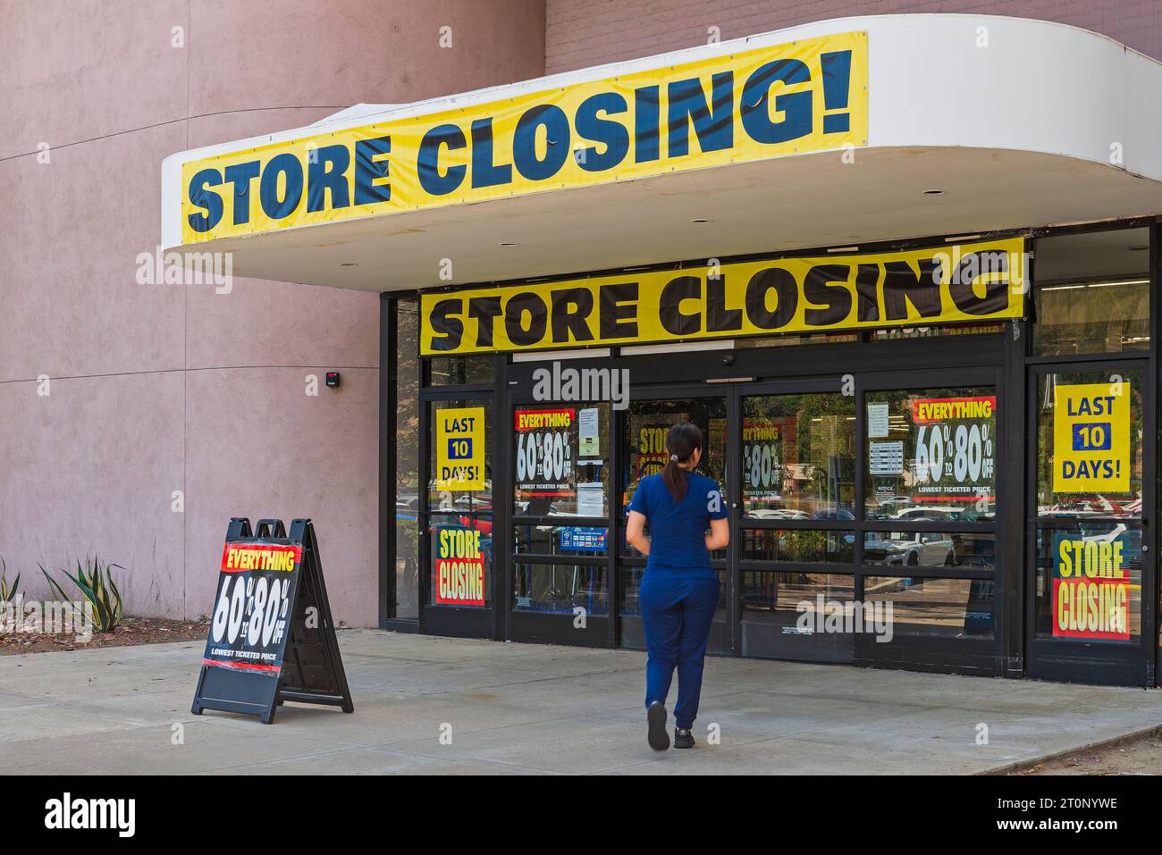 Mall entrance doors hi-res stock photography and images - Alamy