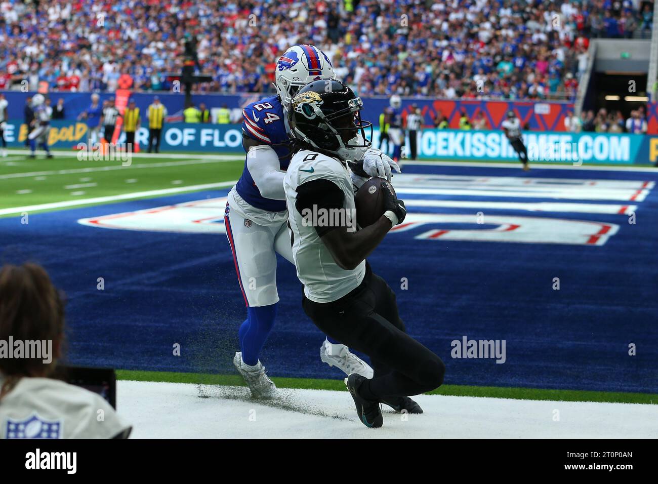 Incomplete pass hi-res stock photography and images - Alamy