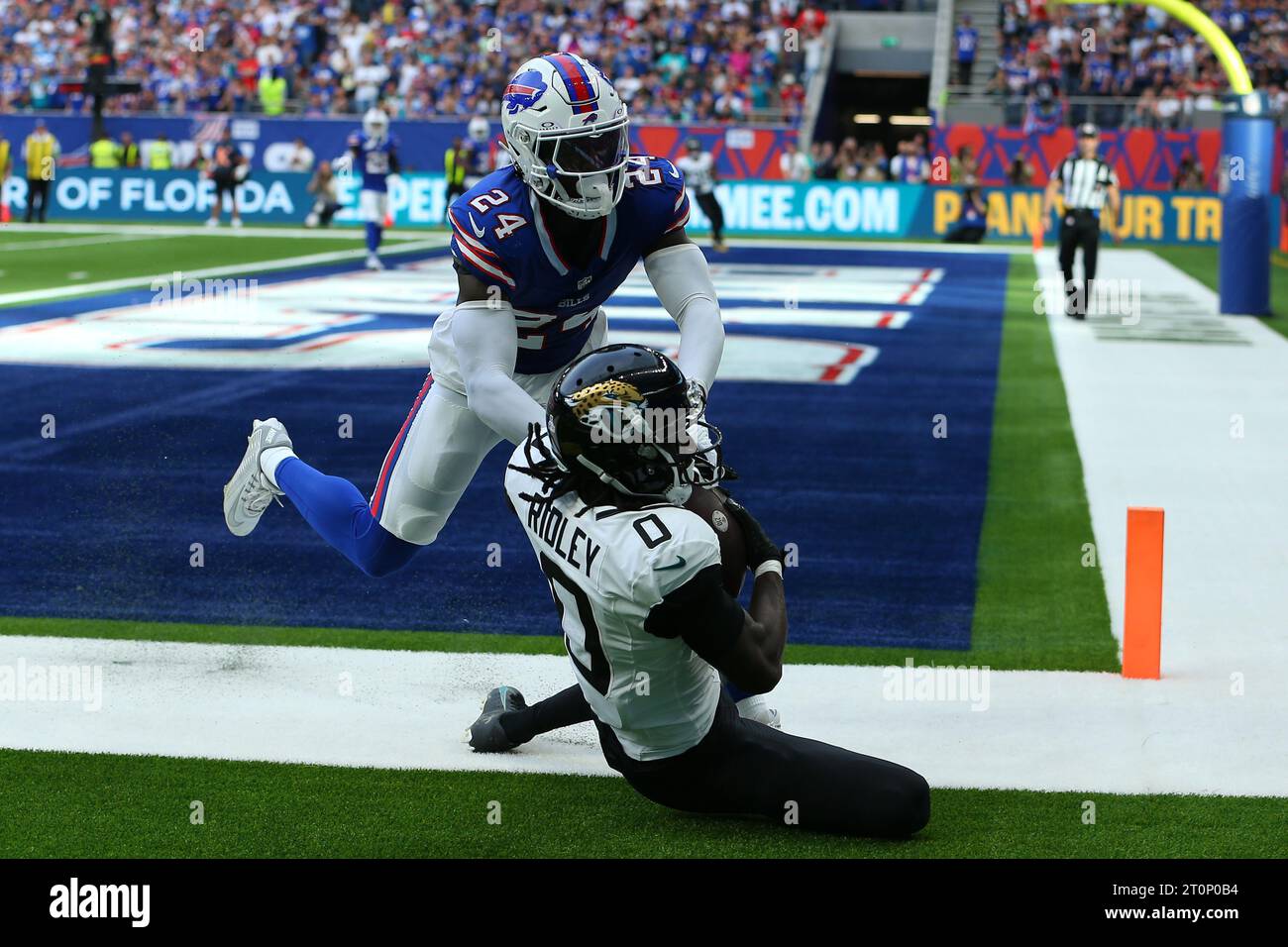 Incomplete pass hi-res stock photography and images - Alamy