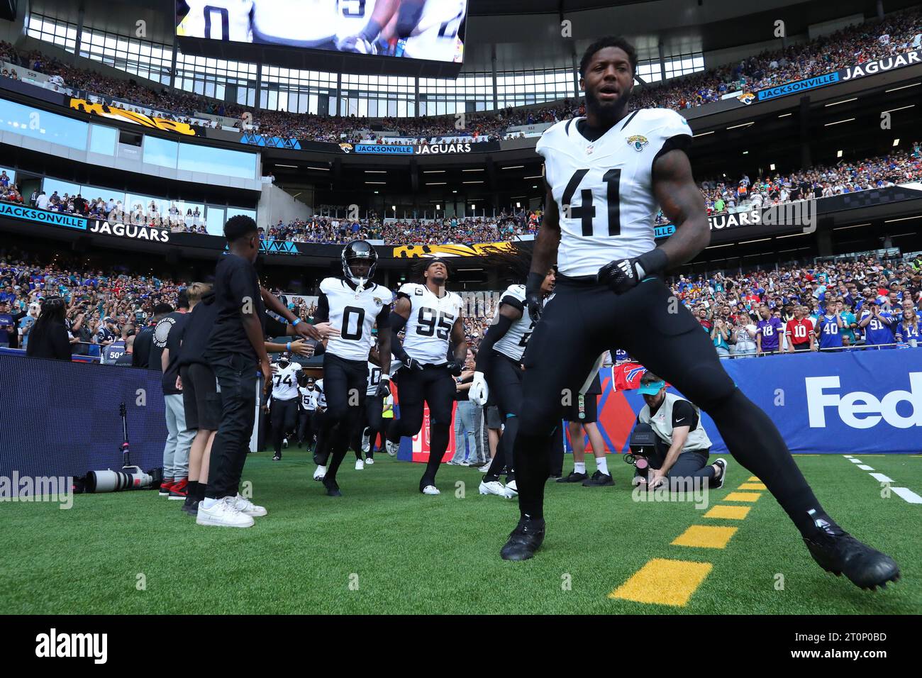 Defensive end roy robertson harris hi-res stock photography and images ...