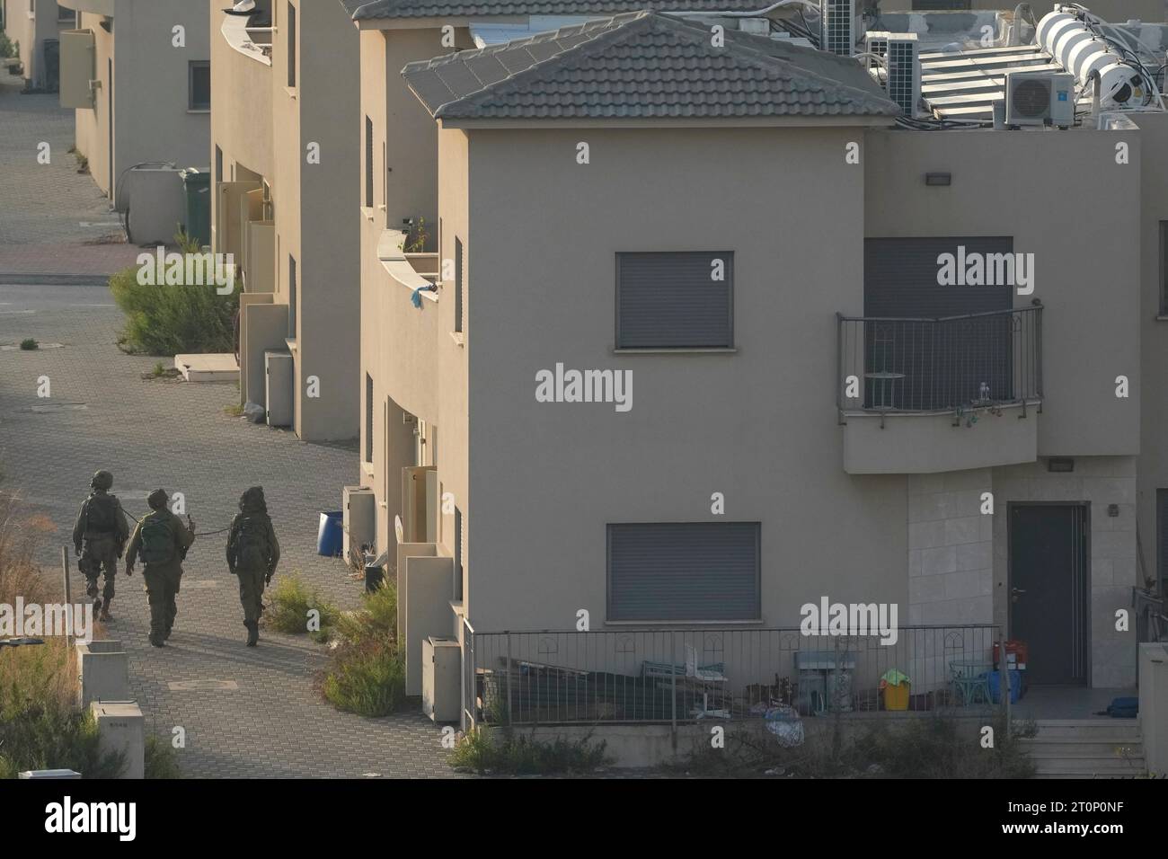 Israeli soldiers deploy between the houses in the Israeli town of ...