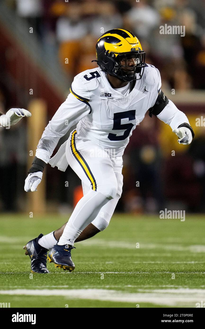 Michigan defensive end Josaiah Stewart (5) in action during the first ...