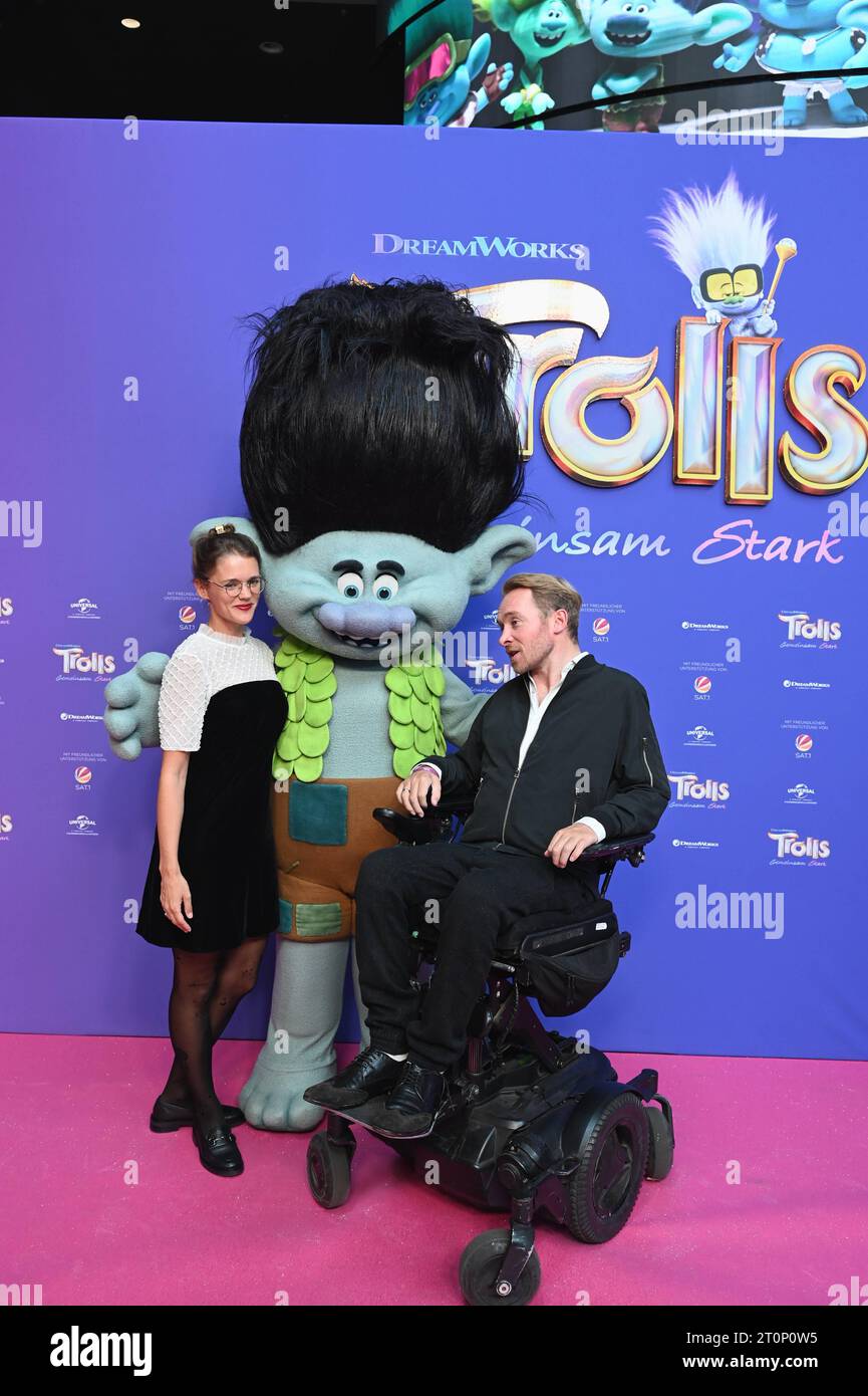 Samuel und Sarah Elena Koch posieren mit Branch kommt zur Premiere vom ...