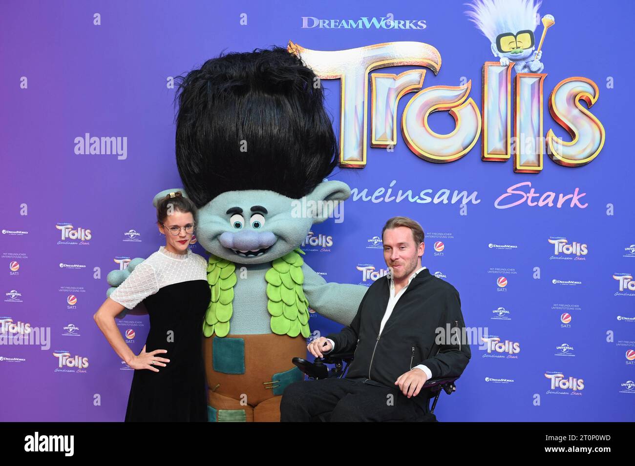 Samuel und Sarah Elena Koch posieren mit Branch kommt zur Premiere vom ...