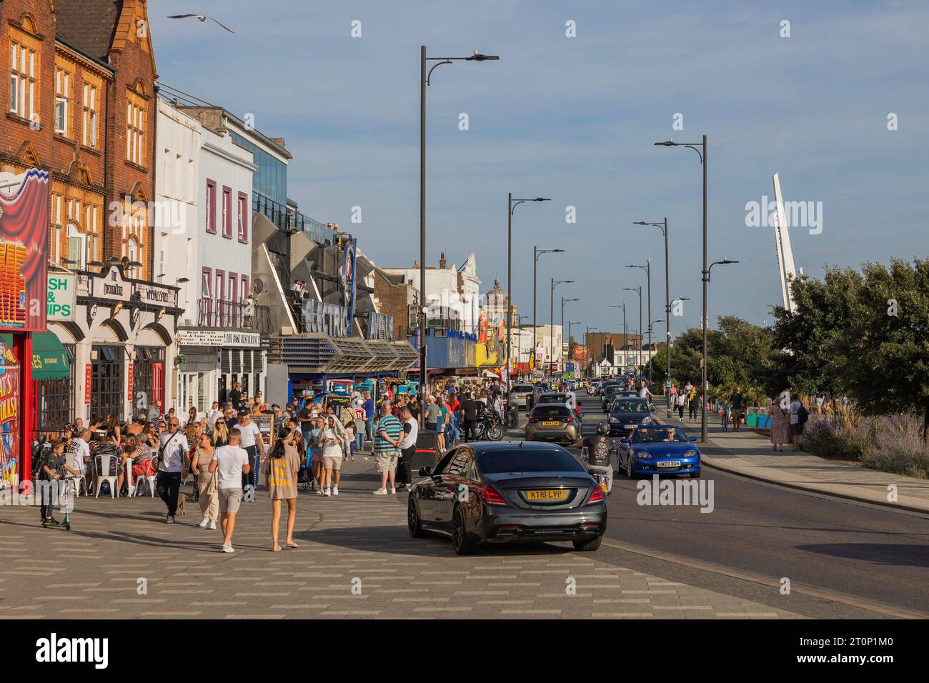 Southend on Sea, UK. 8th Oct, 2023. With temperatures above 25c lots of ...