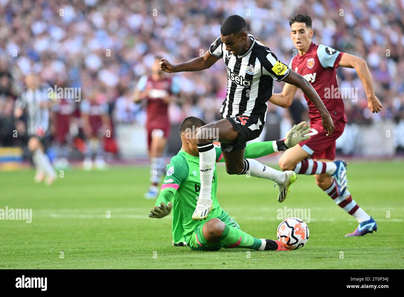 London, UK. 8th October, 2023. Alexander Isak of Newcastle United drives forward with the ball ...