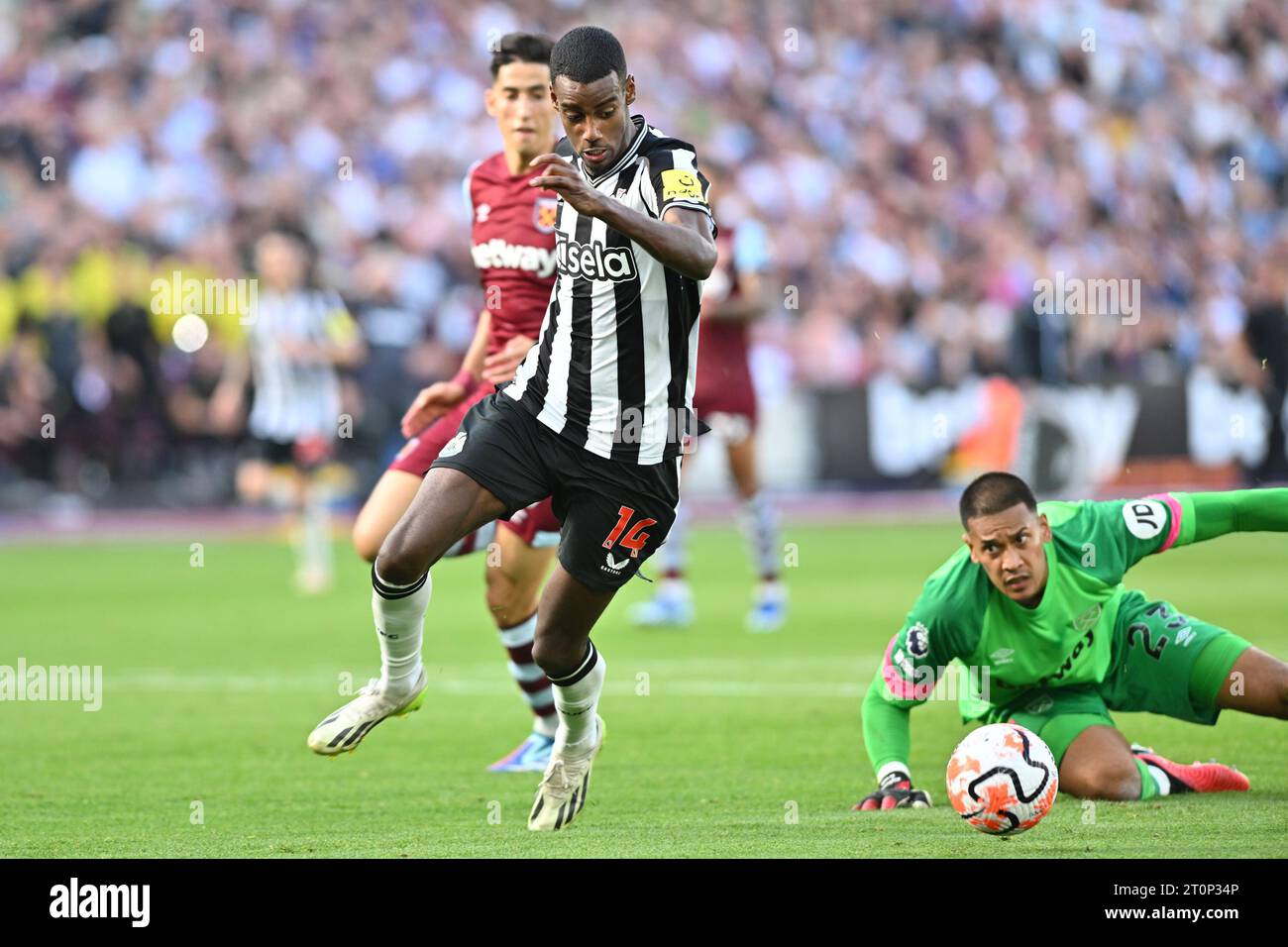 London, UK. 8th October, 2023. Alexander Isak of Newcastle United drives forward with the ball ...