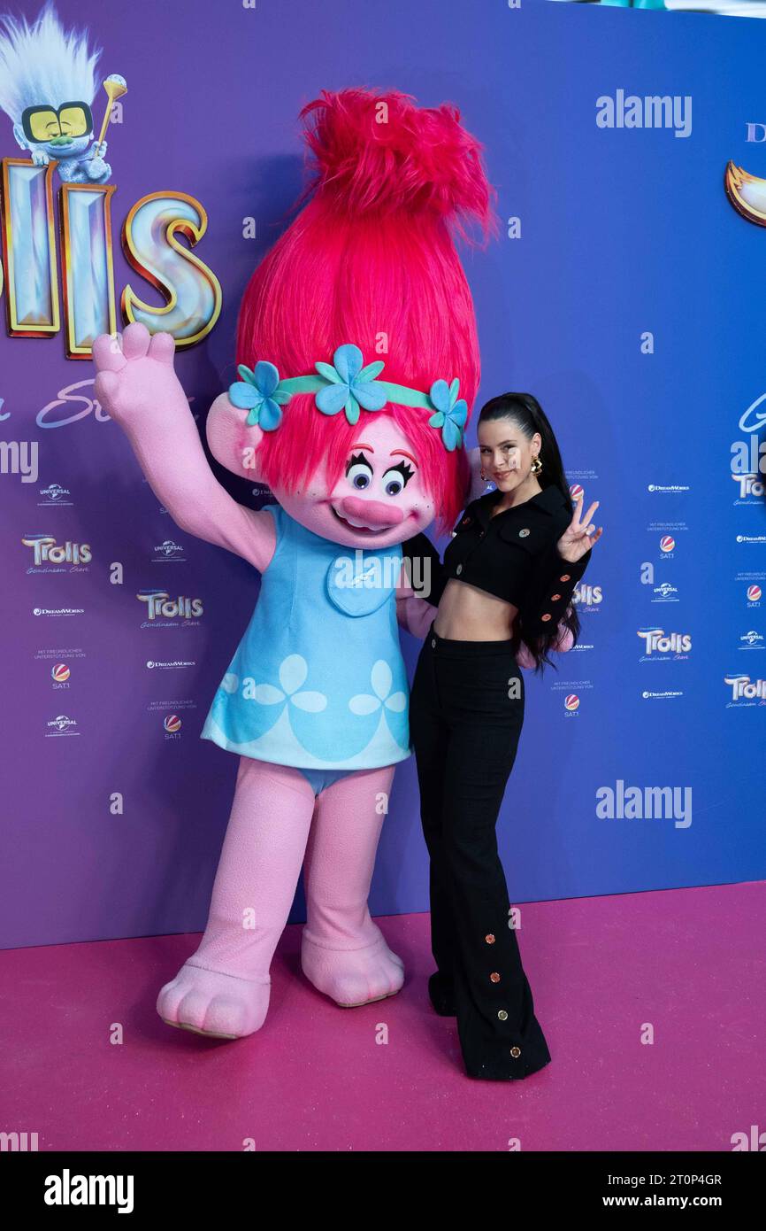 Saengerin LENA, Lena Meyer-Landrut, Synchronsprecherin, mit der Figur ...