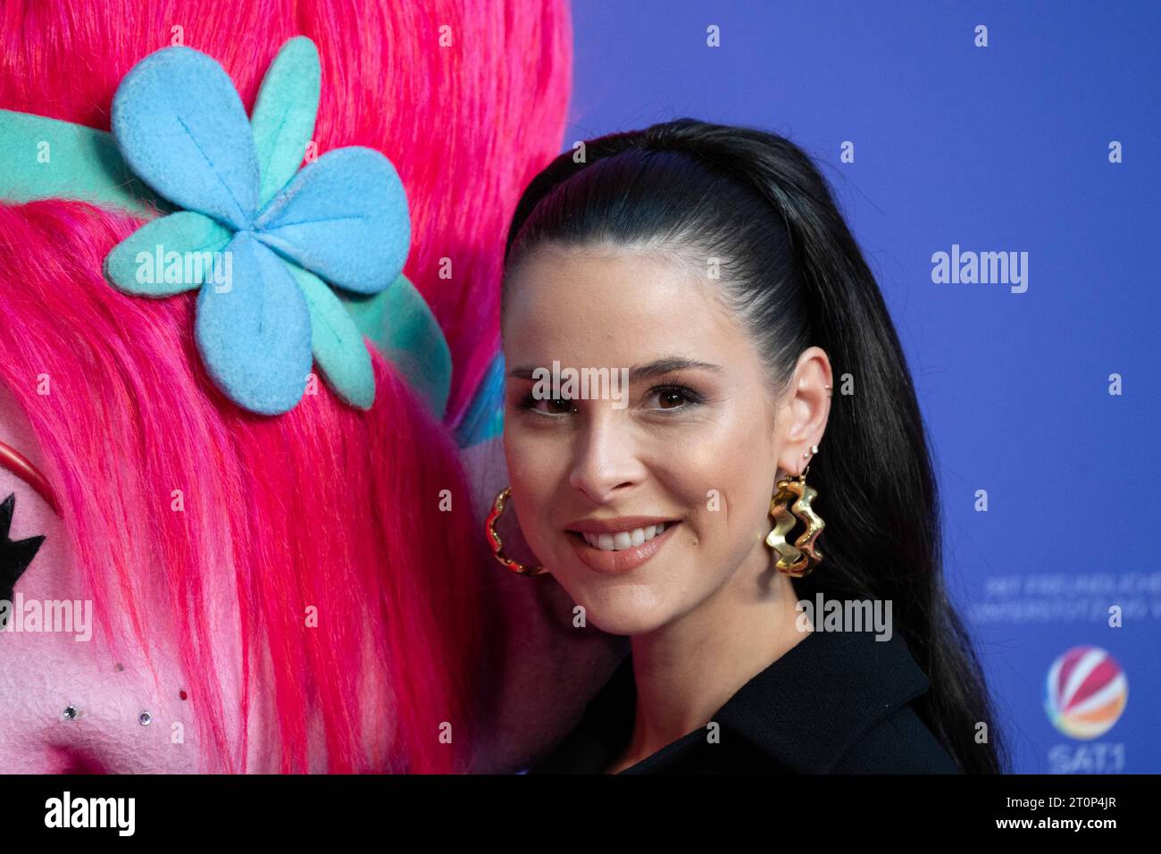 Saengerin LENA, Lena Meyer-Landrut, Synchronsprecherin, mit der Figur ...