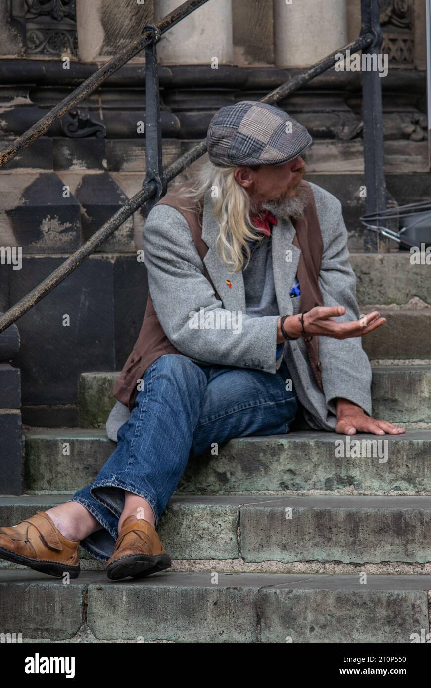 Giving money homeless hi-res stock photography and images - Alamy