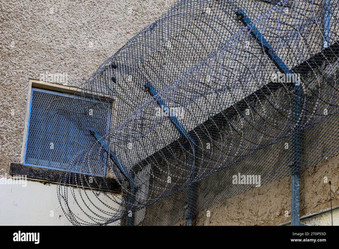 07.10.2023: Gefängnis, JVA, Knast - Symbolfoto Gefängnismauer mit ...