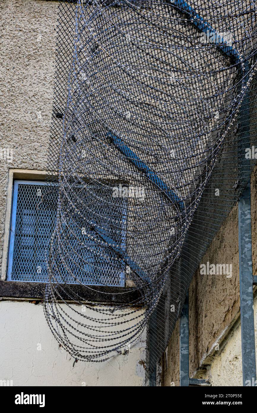 07.10.2023: Gefängnis, JVA, Knast - Symbolfoto Gefängnismauer mit ...