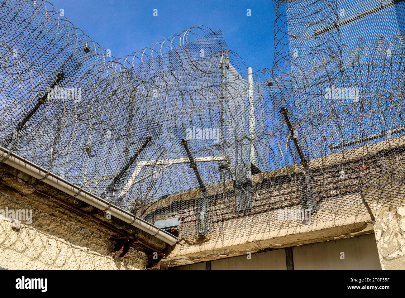 07.10.2023: Gefängnis, JVA, Knast - Symbolfoto Gefängnismauer mit ...