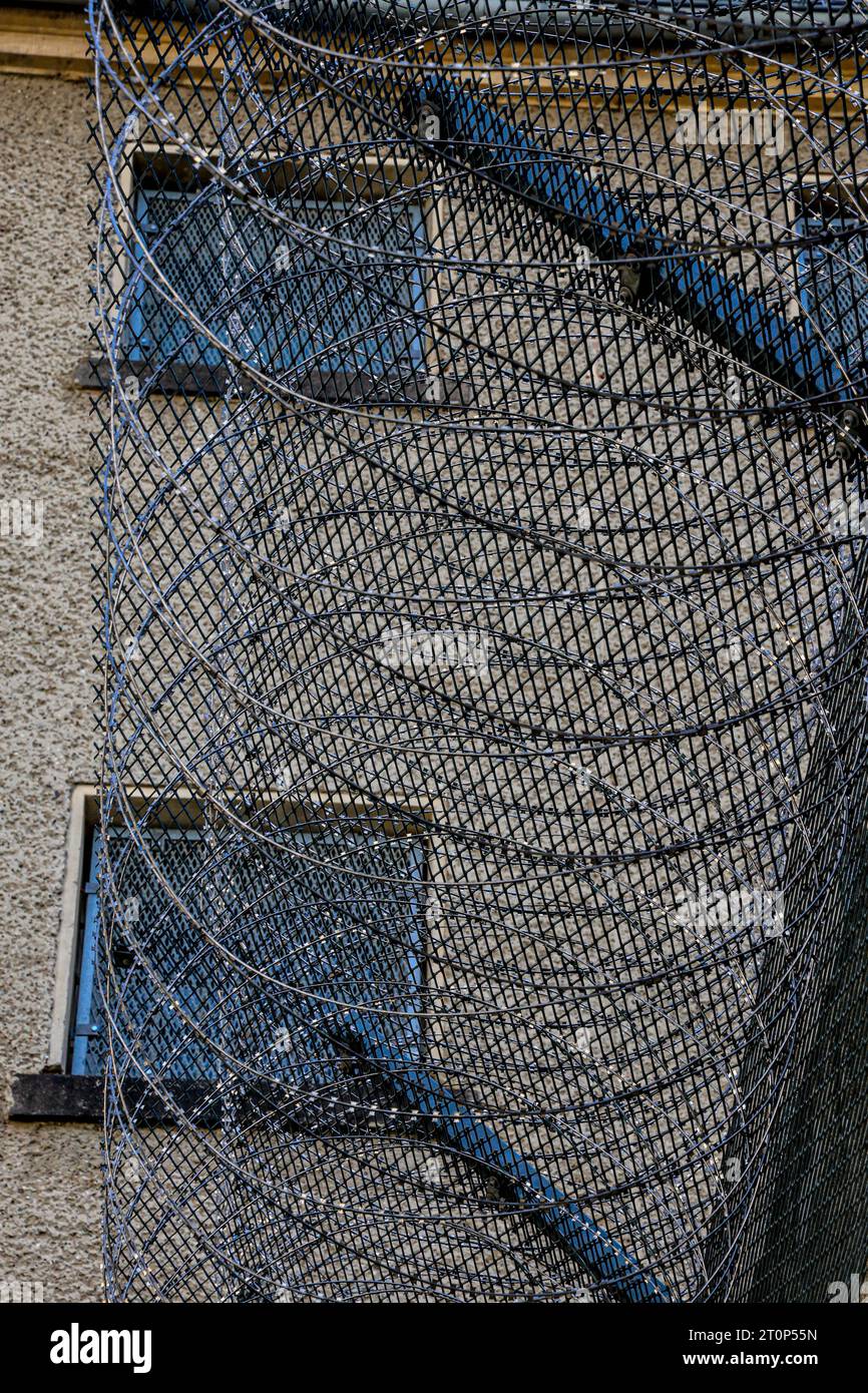 07.10.2023: Gefängnis, JVA, Knast - Symbolfoto Gefängnismauer mit ...