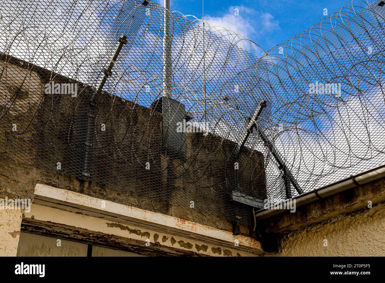 07.10.2023: Gefängnis, JVA, Knast - Symbolfoto Gefängnismauer mit ...