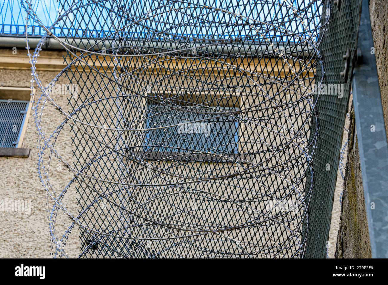 07.10.2023: Gefängnis, JVA, Knast - Symbolfoto Gefängnismauer mit ...