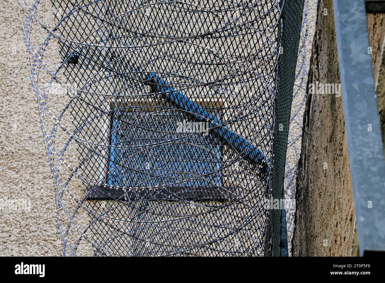 07.10.2023: Gefängnis, JVA, Knast - Symbolfoto Gefängnismauer mit ...