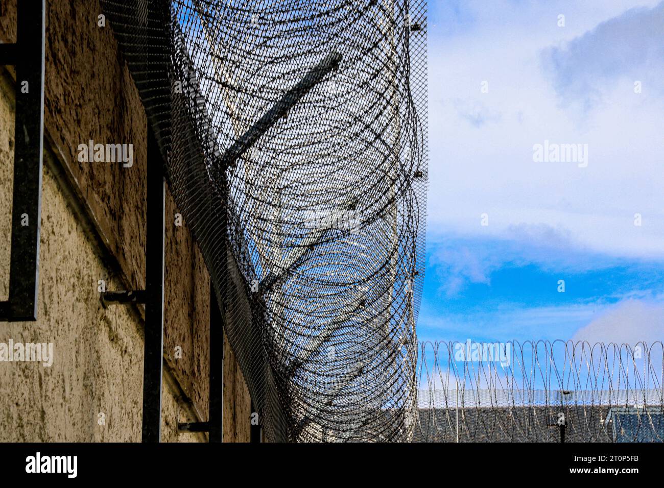 07.10.2023: Gefängnis, JVA, Knast - Symbolfoto Gefängnismauer mit ...