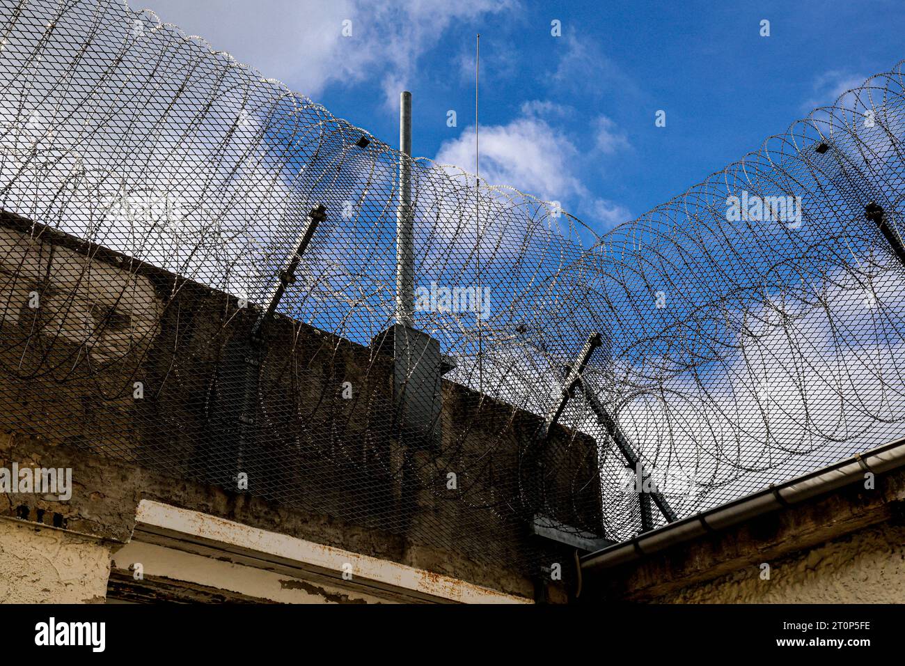 07.10.2023: Gefängnis, JVA, Knast - Symbolfoto Gefängnismauer mit ...