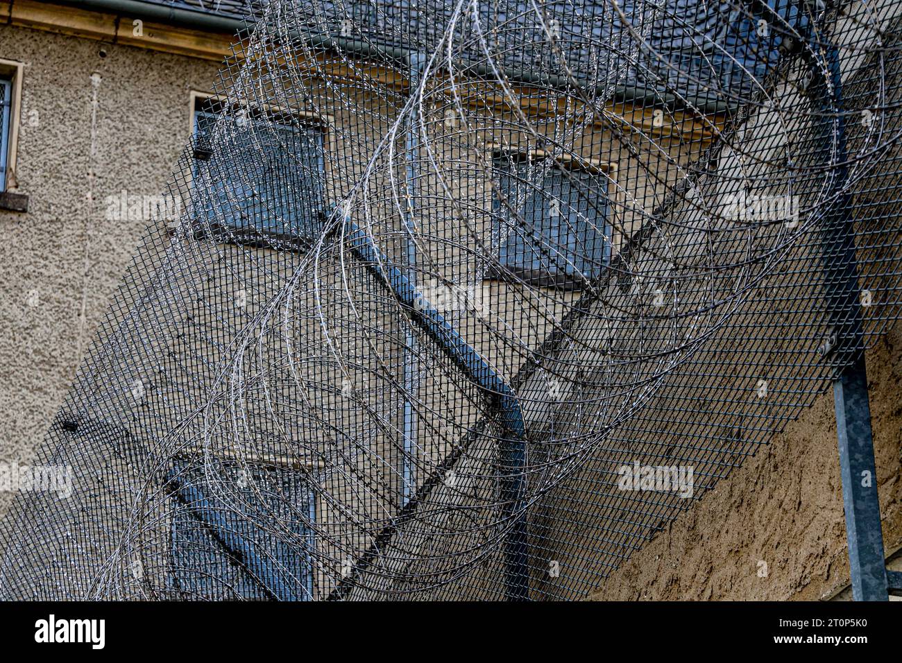 07.10.2023: Gefängnis, JVA, Knast - Symbolfoto Gefängnismauer mit ...