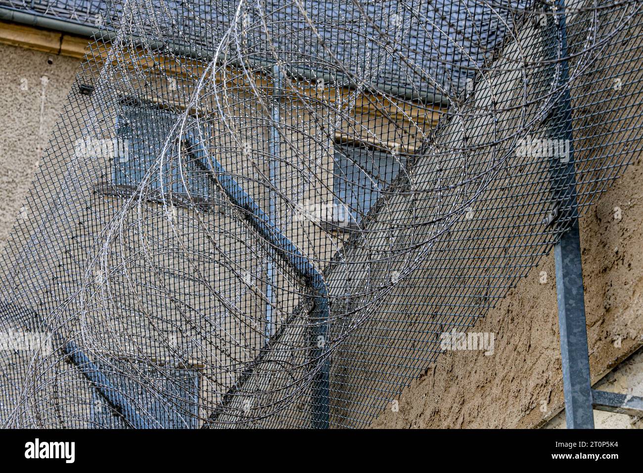 07.10.2023: Gefängnis, JVA, Knast - Symbolfoto Gefängnismauer mit ...