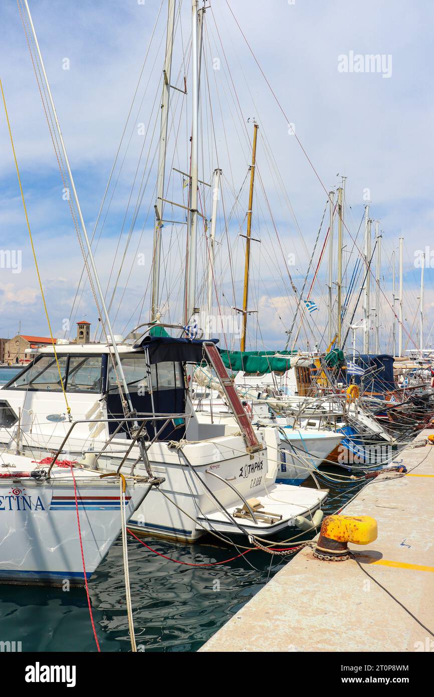 Row of docked yacht boats along Mandraki Harbour Stock Photo - Alamy